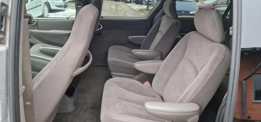 Grey Chrysler Grand Voyager 2002 in Valmiera, with an engine capacity of 3.30 L and mileage of 380 thousand km for 1900 €, photo 9 on AUTOMOTO.COM.LV
