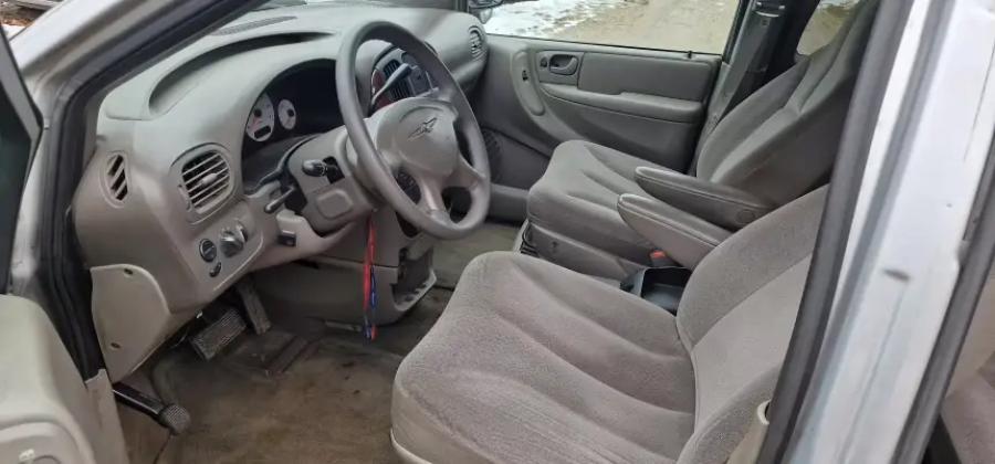 Grey Chrysler Grand Voyager 2002 in Valmiera, with an engine capacity of 3.30 L and mileage of 380 thousand km for 1900 €, photo 10 on AUTOMOTO.COM.LV