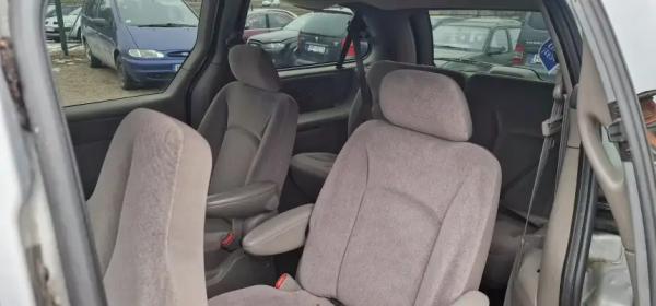 Pelēks Chrysler Grand Voyager 2002 Valmiera, ar dzinēja tilpumu 3.30 L un nobraukumu 380 tūkst. km par 1900 €, foto 10 vietnē AUTOMOTO.COM.LV