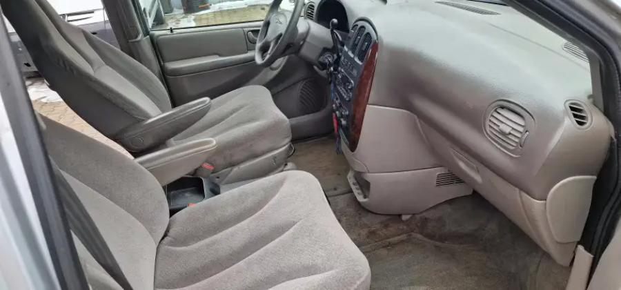 Grey Chrysler Grand Voyager 2002 in Valmiera, with an engine capacity of 3.30 L and mileage of 380 thousand km for 1900 €, photo 12 on AUTOMOTO.COM.LV