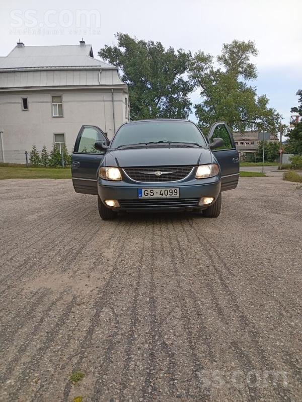 Pelēks Chrysler Grand Voyager 2002 Rīga, ar dzinēja tilpumu 3.80 L un nobraukumu 300 tūkst. km par 2000 €, foto 1 vietnē AUTOMOTO.COM.LV