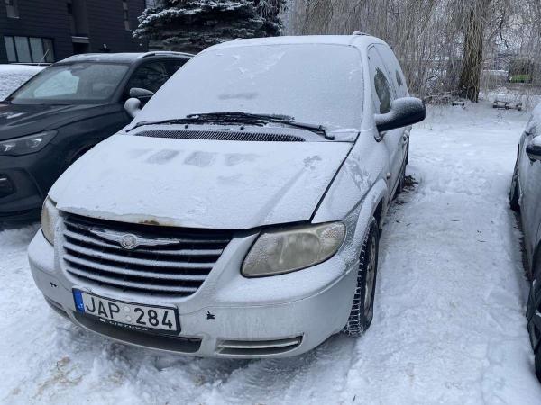 Grey Chrysler Grand Voyager 2004 in Kaunas, with an engine capacity of 3.30 L and mileage of 390 thousand km for 699 €, photo 2 on AUTOMOTO.COM.LV