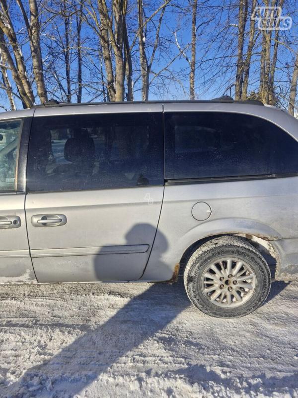 Grey Chrysler Grand Voyager 2004 in Raseiniai, with an engine capacity of 3.30 L and mileage of 286 thousand km for 720 €, photo 5 on AUTOMOTO.COM.LV