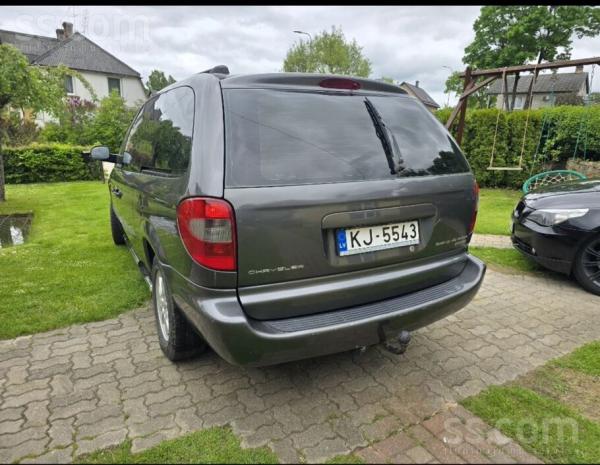 Grey Chrysler Grand Voyager 2004 in Valka, with an engine capacity of 2.50 L and mileage of 360 thousand km for 1655 €, photo 5 on AUTOMOTO.COM.LV