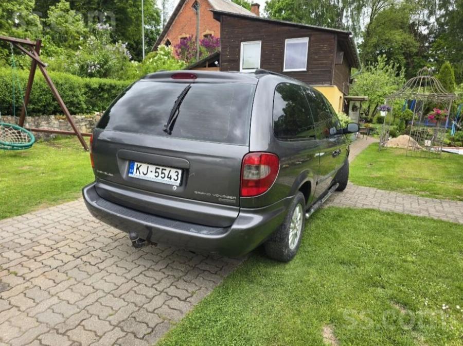 Grey Chrysler Grand Voyager 2004 in Valka, with an engine capacity of 2.50 L and mileage of 360 thousand km for 1655 €, photo 7 on AUTOMOTO.COM.LV