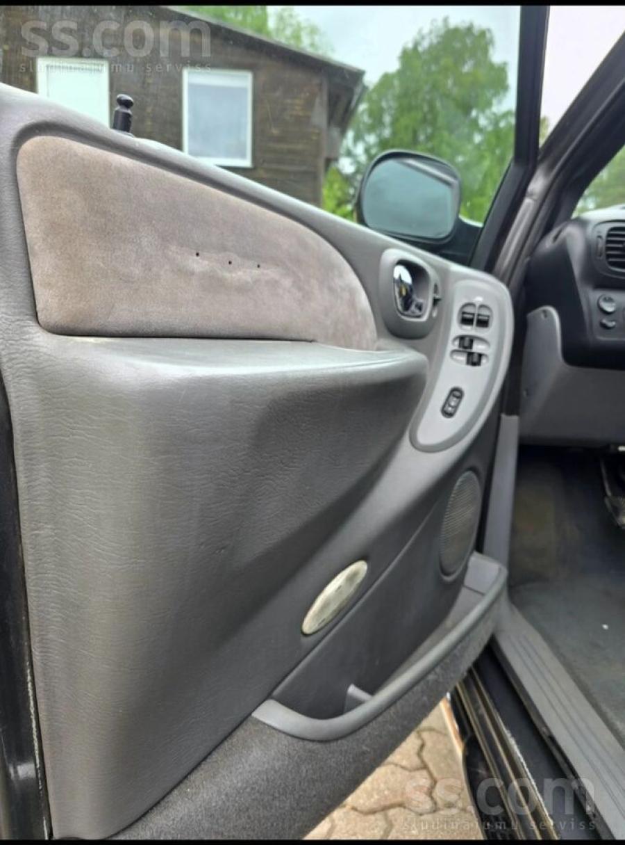 Grey Chrysler Grand Voyager 2004 in Valka, with an engine capacity of 2.50 L and mileage of 360 thousand km for 1655 €, photo 15 on AUTOMOTO.COM.LV