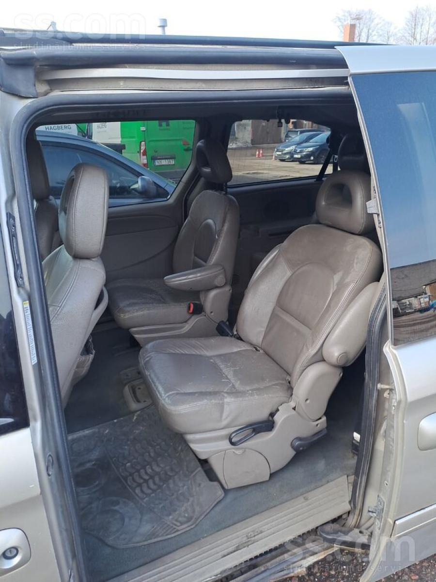 Pelēks Chrysler Grand Voyager 2004 Liepāja, ar dzinēja tilpumu 3.30 L un nobraukumu 402 tūkst. km par 830 €, foto 3 vietnē AUTOMOTO.COM.LV
