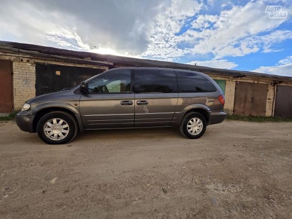 Grey Chrysler Grand Voyager 2005 in Vilnius, with an engine capacity of 2.80 L and mileage of 404 thousand km for 750 €, photo 2 on AUTOMOTO.COM.LV