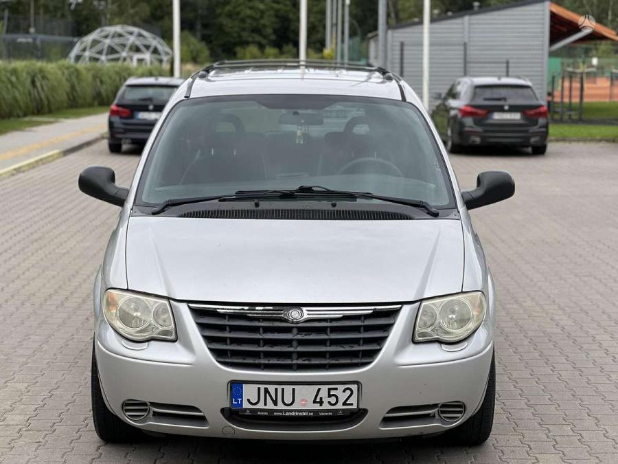Pelēks Chrysler Grand Voyager 2005 Klaipėda, ar dzinēja tilpumu 3.30 L un nobraukumu 212 tūkst. km par 2999 €, foto 6 vietnē AUTOMOTO.COM.LV