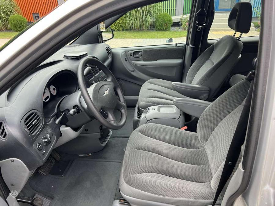 Pelēks Chrysler Grand Voyager 2005 Klaipėda, ar dzinēja tilpumu 3.30 L un nobraukumu 212 tūkst. km par 2999 €, foto 9 vietnē AUTOMOTO.COM.LV