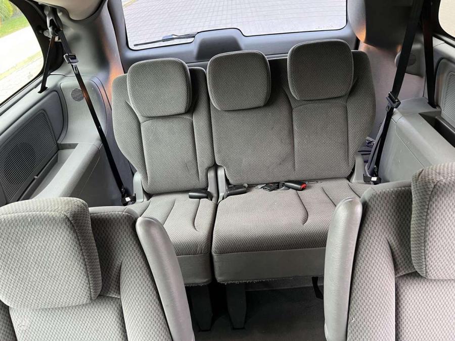 Pelēks Chrysler Grand Voyager 2005 Klaipėda, ar dzinēja tilpumu 3.30 L un nobraukumu 212 tūkst. km par 2999 €, foto 11 vietnē AUTOMOTO.COM.LV