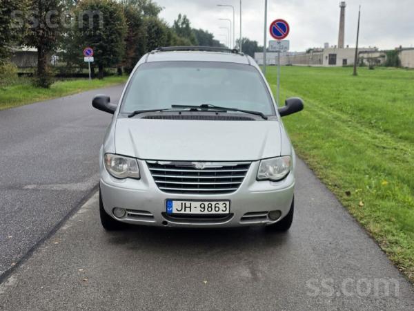 Grey Chrysler Grand Voyager 2005 in Riga, with an engine capacity of 2.80 L and mileage of 480 thousand km for 1190 €, photo 1 on AUTOMOTO.COM.LV