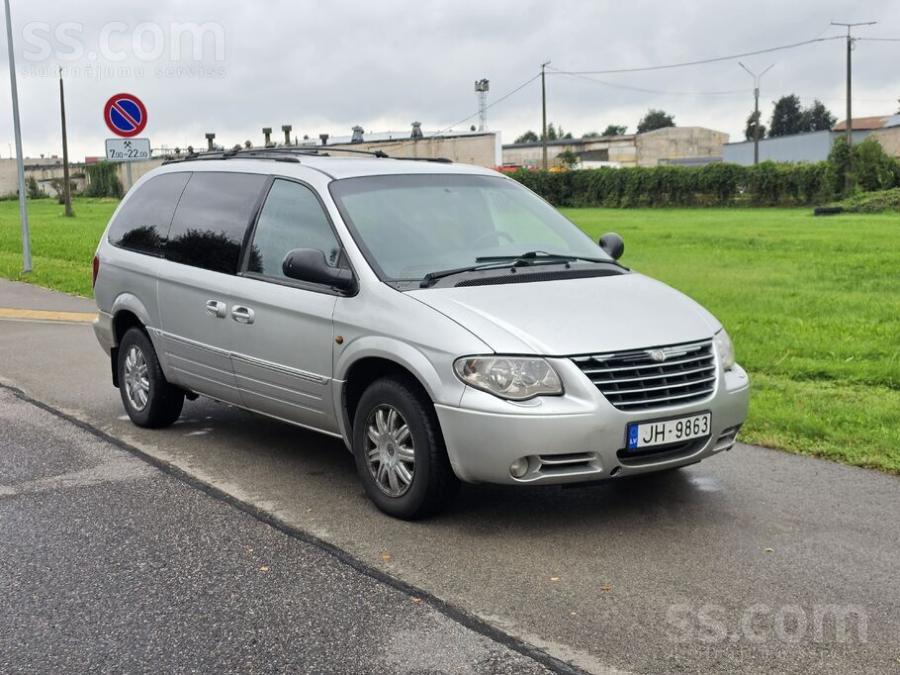 Grey Chrysler Grand Voyager 2005 in Riga, with an engine capacity of 2.80 L and mileage of 480 thousand km for 1190 €, photo 3 on AUTOMOTO.COM.LV