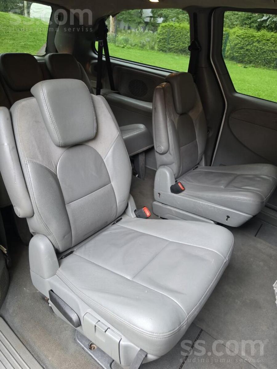 Grey Chrysler Grand Voyager 2005 in Riga, with an engine capacity of 2.80 L and mileage of 480 thousand km for 1190 €, photo 10 on AUTOMOTO.COM.LV