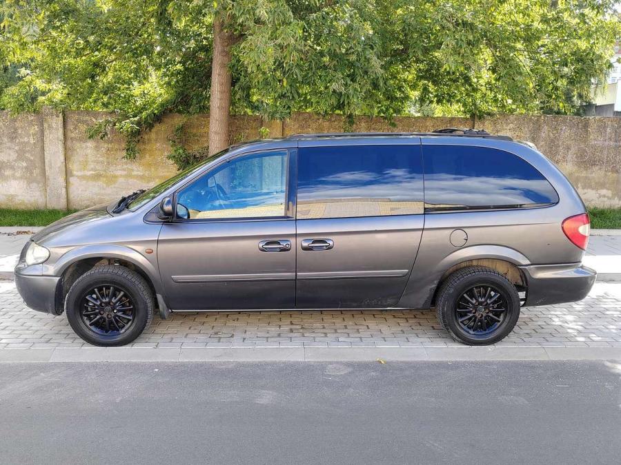 Grey Chrysler Grand Voyager 2005 in Vilnius, with an engine capacity of 2.80 L and mileage of 295 thousand km for 2000 €, photo 1 on AUTOMOTO.COM.LV