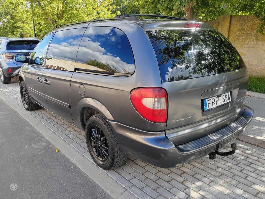 Grey Chrysler Grand Voyager 2005 in Vilnius, with an engine capacity of 2.80 L and mileage of 295 thousand km for 2000 €, photo 4 on AUTOMOTO.COM.LV
