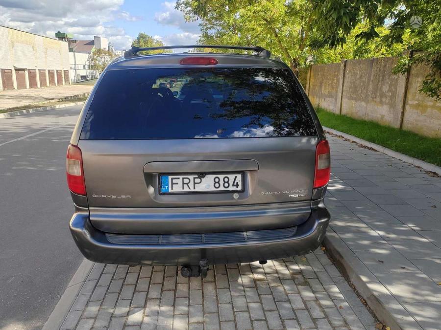 Grey Chrysler Grand Voyager 2005 in Vilnius, with an engine capacity of 2.80 L and mileage of 295 thousand km for 2000 €, photo 5 on AUTOMOTO.COM.LV