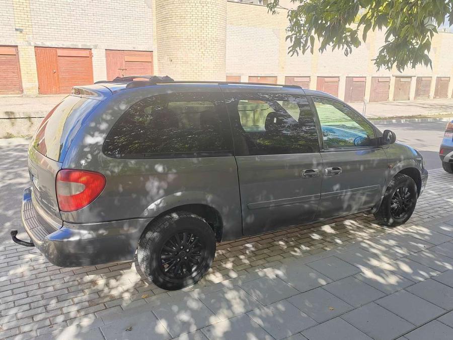 Grey Chrysler Grand Voyager 2005 in Vilnius, with an engine capacity of 2.80 L and mileage of 295 thousand km for 2000 €, photo 6 on AUTOMOTO.COM.LV