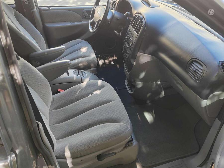 Grey Chrysler Grand Voyager 2005 in Vilnius, with an engine capacity of 2.80 L and mileage of 295 thousand km for 2000 €, photo 7 on AUTOMOTO.COM.LV