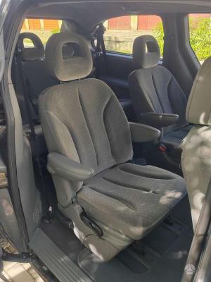 Grey Chrysler Grand Voyager 2005 in Vilnius, with an engine capacity of 2.80 L and mileage of 295 thousand km for 2000 €, photo 8 on AUTOMOTO.COM.LV