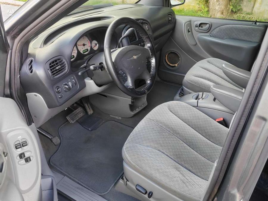 Grey Chrysler Grand Voyager 2005 in Vilnius, with an engine capacity of 2.80 L and mileage of 295 thousand km for 2000 €, photo 12 on AUTOMOTO.COM.LV