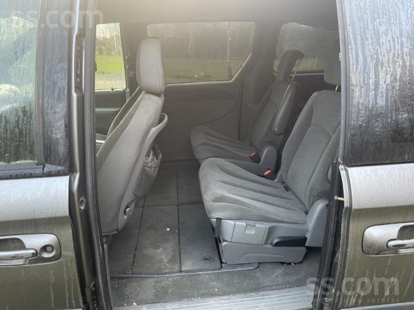 Pelēks Chrysler Grand Voyager 2006 Jelgava, ar dzinēja tilpumu 2.80 L un nobraukumu 367 tūkst. km par 700 €, foto 6 vietnē AUTOMOTO.COM.LV