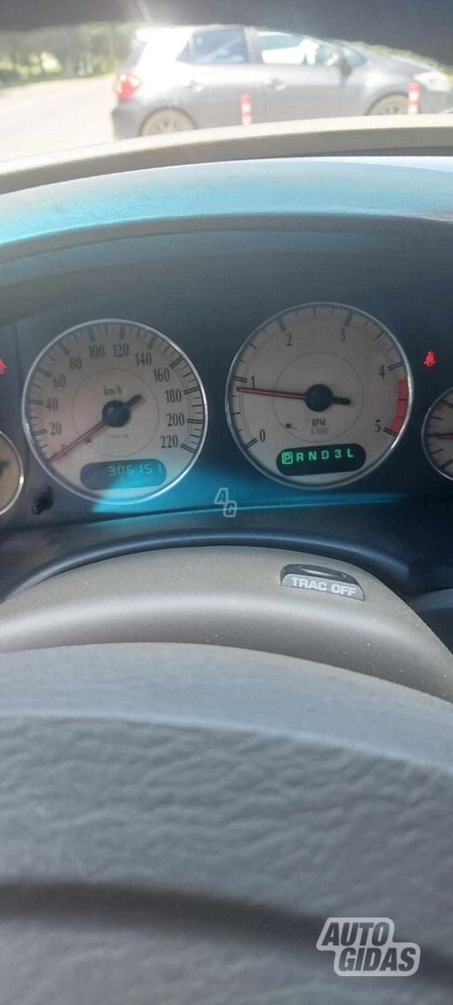 Pelēks Chrysler Grand Voyager 2006 Kauņa, ar dzinēja tilpumu 2.80 L un nobraukumu 306 tūkst. km par 1650 €, foto 5 vietnē AUTOMOTO.COM.LV