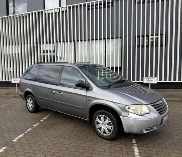 Pelēks Chrysler Grand Voyager 2006 Viļņa, ar dzinēja tilpumu 2.78 L un nobraukumu 350 tūkst. km par 900 €, foto 3 vietnē AUTOMOTO.COM.LV