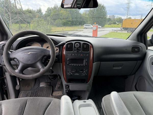 Pelēks Chrysler Grand Voyager 2006 Viļņa, ar dzinēja tilpumu 2.78 L un nobraukumu 350 tūkst. km par 900 €, foto 5 vietnē AUTOMOTO.COM.LV