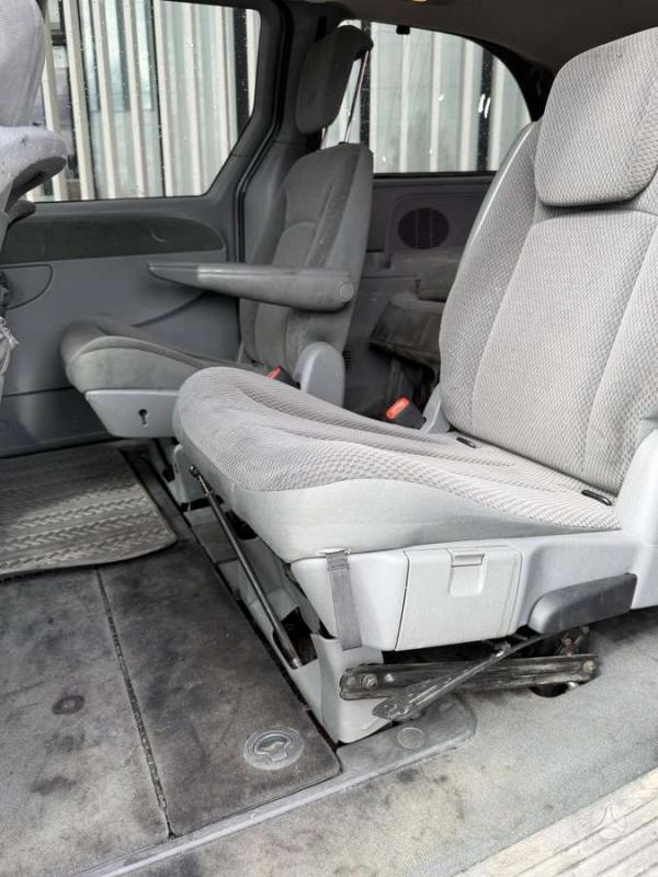 Pelēks Chrysler Grand Voyager 2006 Viļņa, ar dzinēja tilpumu 2.78 L un nobraukumu 350 tūkst. km par 900 €, foto 6 vietnē AUTOMOTO.COM.LV