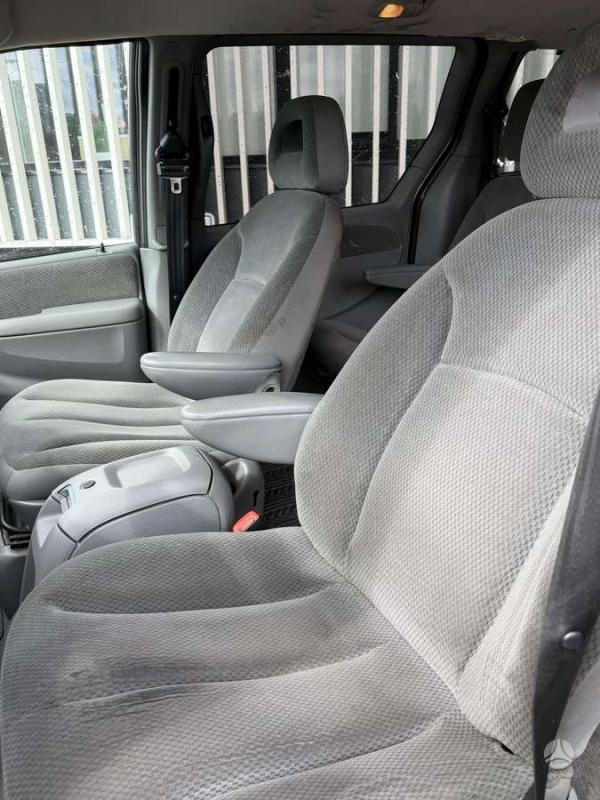 Pelēks Chrysler Grand Voyager 2006 Viļņa, ar dzinēja tilpumu 2.78 L un nobraukumu 350 tūkst. km par 900 €, foto 7 vietnē AUTOMOTO.COM.LV