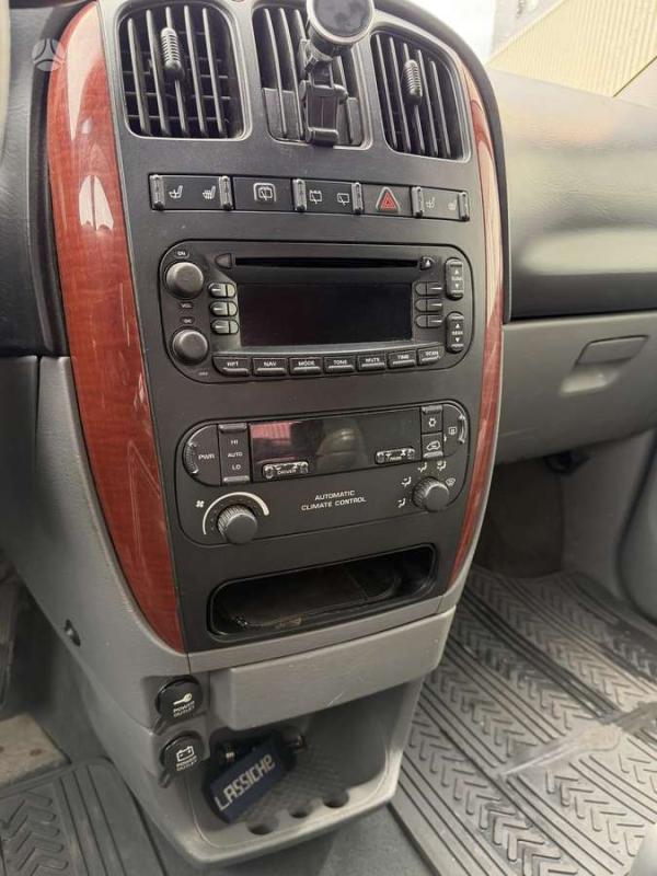 Pelēks Chrysler Grand Voyager 2006 Viļņa, ar dzinēja tilpumu 2.78 L un nobraukumu 350 tūkst. km par 900 €, foto 8 vietnē AUTOMOTO.COM.LV