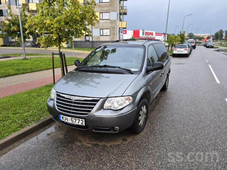 Grey Chrysler Grand Voyager 2006 in Valmiera, with an engine capacity of 2.80 L and mileage of 366 thousand km for 700 €, photo 1 on AUTOMOTO.COM.LV