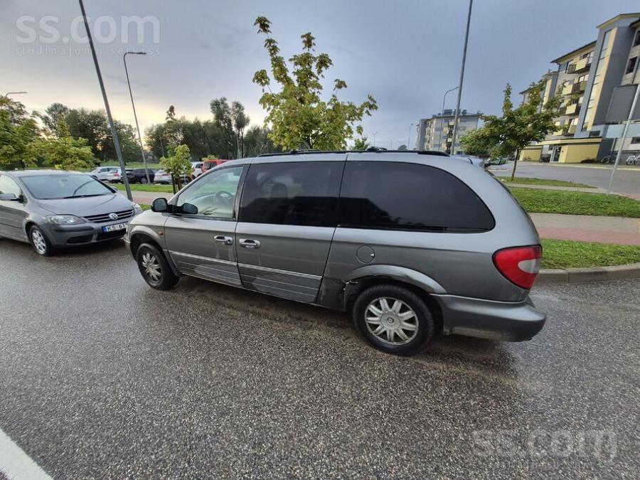 Grey Chrysler Grand Voyager 2006 in Valmiera, with an engine capacity of 2.80 L and mileage of 366 thousand km for 700 €, photo 5 on AUTOMOTO.COM.LV