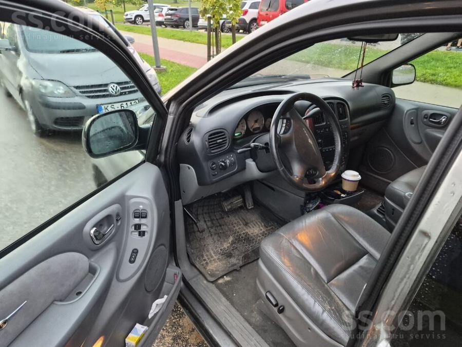 Grey Chrysler Grand Voyager 2006 in Valmiera, with an engine capacity of 2.80 L and mileage of 366 thousand km for 700 €, photo 7 on AUTOMOTO.COM.LV