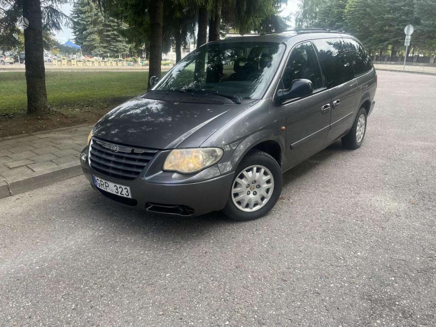 Pelēks Chrysler Grand Voyager 2006 Šauļi, ar dzinēja tilpumu 2.50 L un nobraukumu 324 tūkst. km par 1100 €, foto 1 vietnē AUTOMOTO.COM.LV