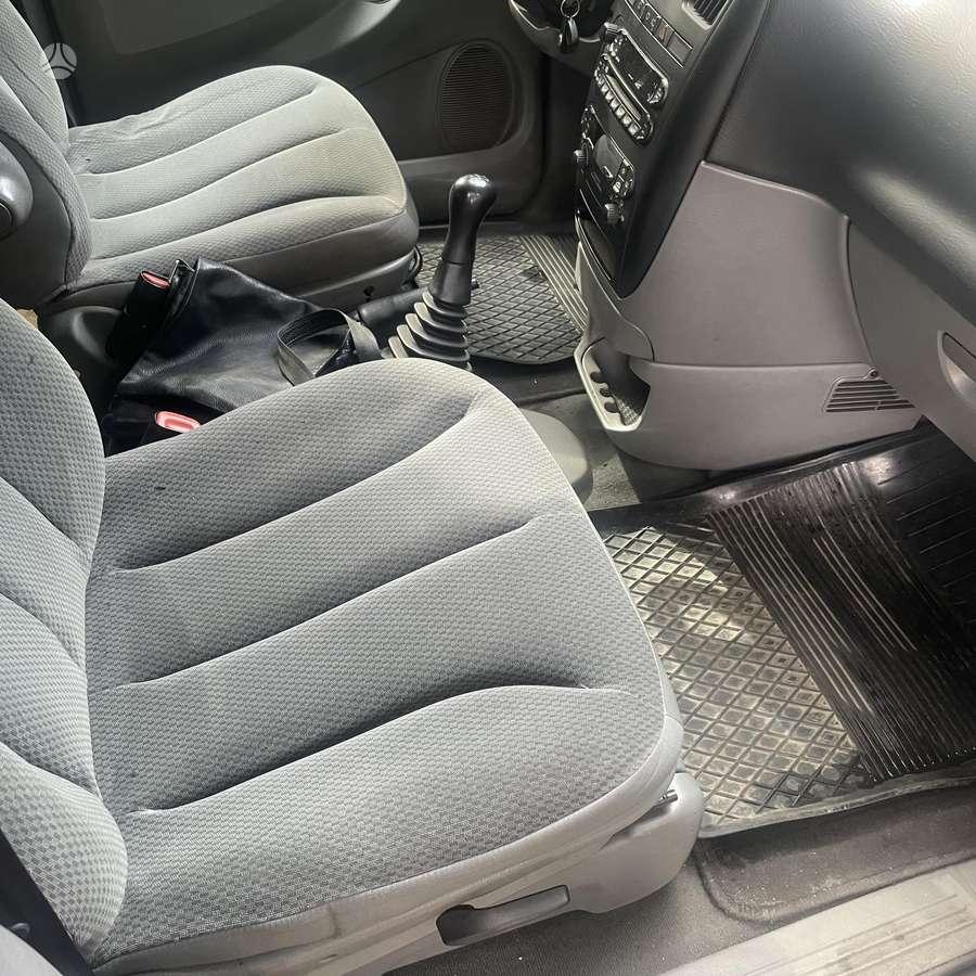 Pelēks Chrysler Grand Voyager 2006 Šauļi, ar dzinēja tilpumu 2.50 L un nobraukumu 324 tūkst. km par 1100 €, foto 14 vietnē AUTOMOTO.COM.LV