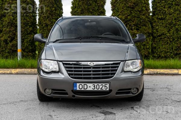 Grey Chrysler Grand Voyager 2007 in Jelgava, with an engine capacity of 2.80 L and mileage of 390 thousand km for 2600 €, photo 2 on AUTOMOTO.COM.LV