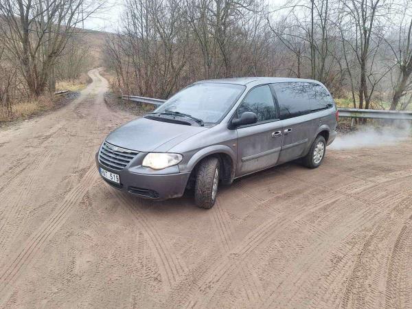 Pelēks Chrysler Grand Voyager 2007 Viļņa, ar dzinēja tilpumu 2.80 L un nobraukumu 290 tūkst. km par 800 €, foto 1 vietnē AUTOMOTO.COM.LV