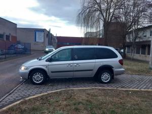 Pelēks Chrysler Grand Voyager 2007 Kauņa, ar dzinēja tilpumu 2.80 L un nobraukumu 300 tūkst. km par 950 €, foto 15 vietnē AUTOMOTO.COM.LV