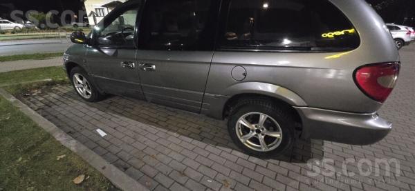Pelēks Chrysler Grand Voyager 2007 Rīga, ar dzinēja tilpumu 2.80 L un nobraukumu 261 tūkst. km par 1600 €, foto 4 vietnē AUTOMOTO.COM.LV