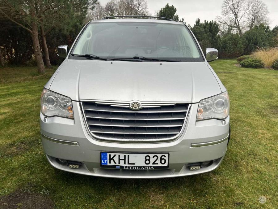 Grey Chrysler Grand Voyager 2008 in Klaipeda, with an engine capacity of 2.78 L and mileage of 177 thousand km for 4200 €, photo 8 on AUTOMOTO.COM.LV