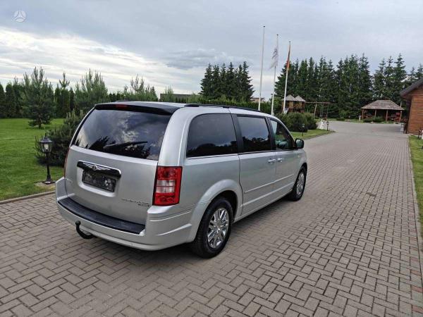 Pelēks Chrysler Grand Voyager 2008 Kauņa, ar dzinēja tilpumu 3.78 L un nobraukumu 202 tūkst. km par 5200 €, foto 3 vietnē AUTOMOTO.COM.LV