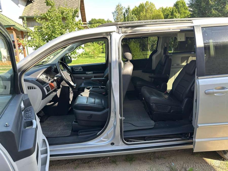 Grey Chrysler Grand Voyager 2008 in Kaunas, with an engine capacity of 3.78 L and mileage of 202 thousand km for 5200 €, photo 5 on AUTOMOTO.COM.LV