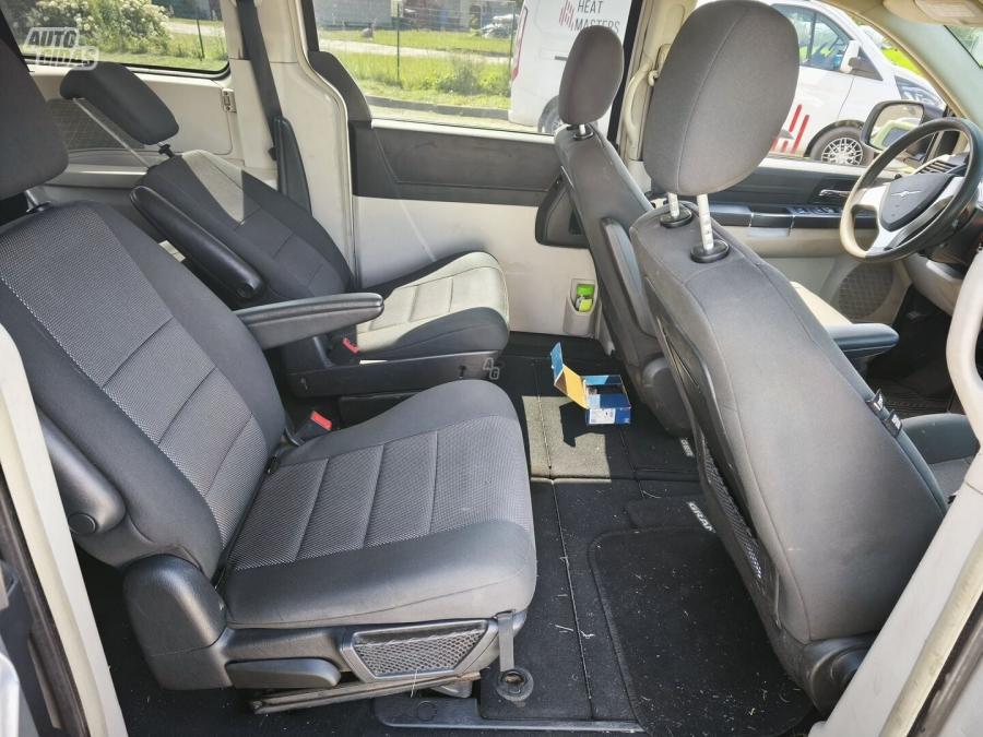 Pelēks Chrysler Grand Voyager 2008 Kauņa, ar dzinēja tilpumu 2.80 L un nobraukumu 273 tūkst. km par 1400 €, foto 7 vietnē AUTOMOTO.COM.LV