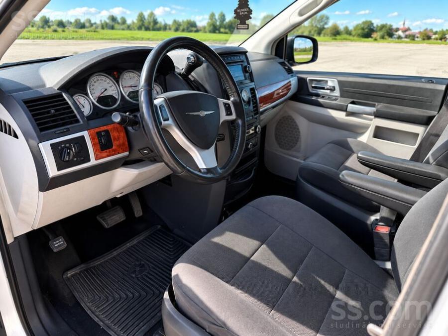 Pelēks Chrysler Grand Voyager 2008 Rīga, ar dzinēja tilpumu 2.80 L un nobraukumu 302 tūkst. km par 1890 €, foto 6 vietnē AUTOMOTO.COM.LV