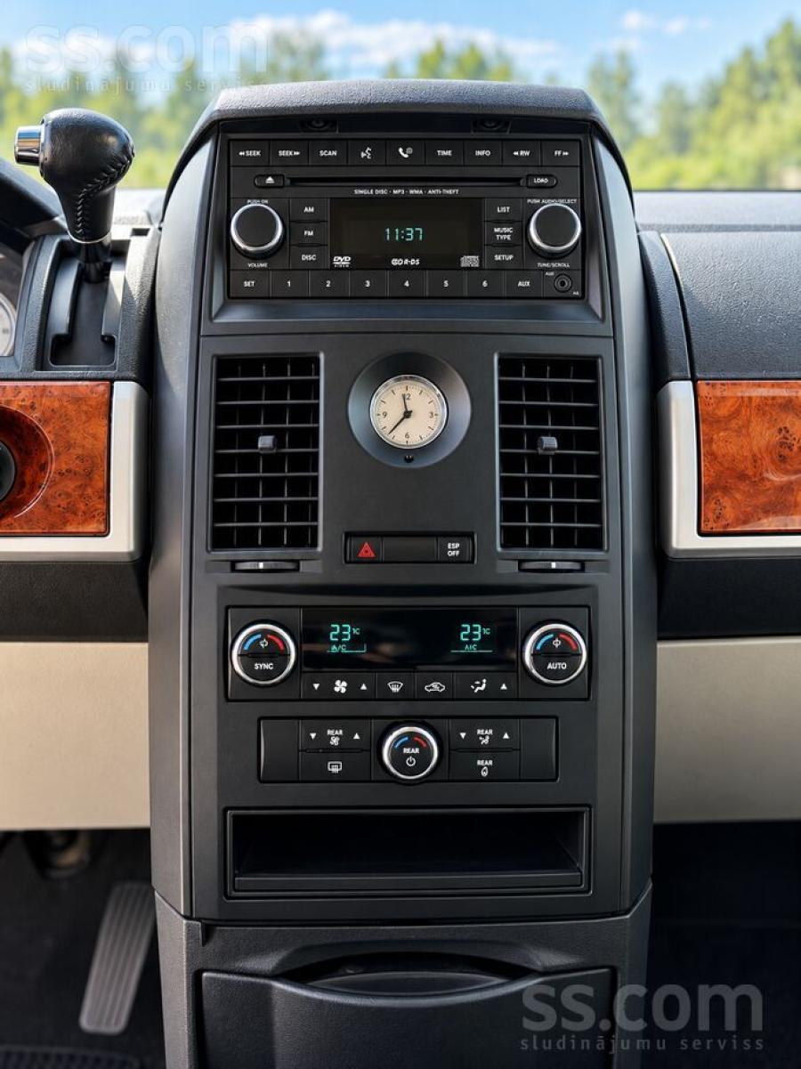 Pelēks Chrysler Grand Voyager 2008 Rīga, ar dzinēja tilpumu 2.80 L un nobraukumu 302 tūkst. km par 1890 €, foto 10 vietnē AUTOMOTO.COM.LV