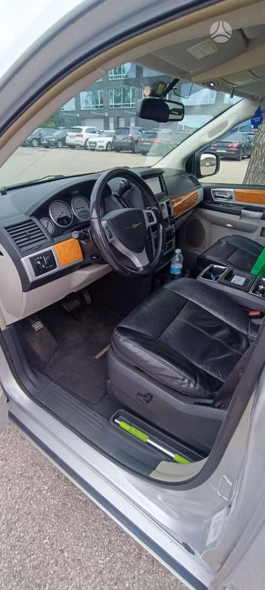 Pelēks Chrysler Grand Voyager 2008 Kauņa, ar dzinēja tilpumu 2.78 L un nobraukumu 341 tūkst. km par 3950 €, foto 9 vietnē AUTOMOTO.COM.LV