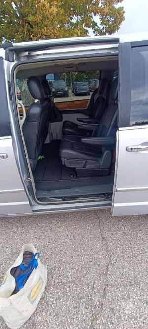 Pelēks Chrysler Grand Voyager 2008 Kauņa, ar dzinēja tilpumu 2.78 L un nobraukumu 341 tūkst. km par 3950 €, foto 12 vietnē AUTOMOTO.COM.LV