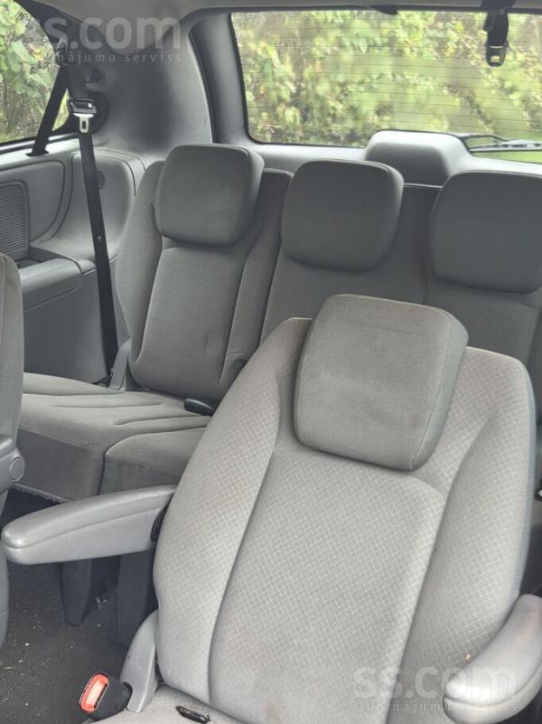Pelēks Chrysler Grand Voyager 2008 Rīga, ar dzinēja tilpumu 3.30 L un nobraukumu 298 tūkst. km par 2090 €, foto 11 vietnē AUTOMOTO.COM.LV
